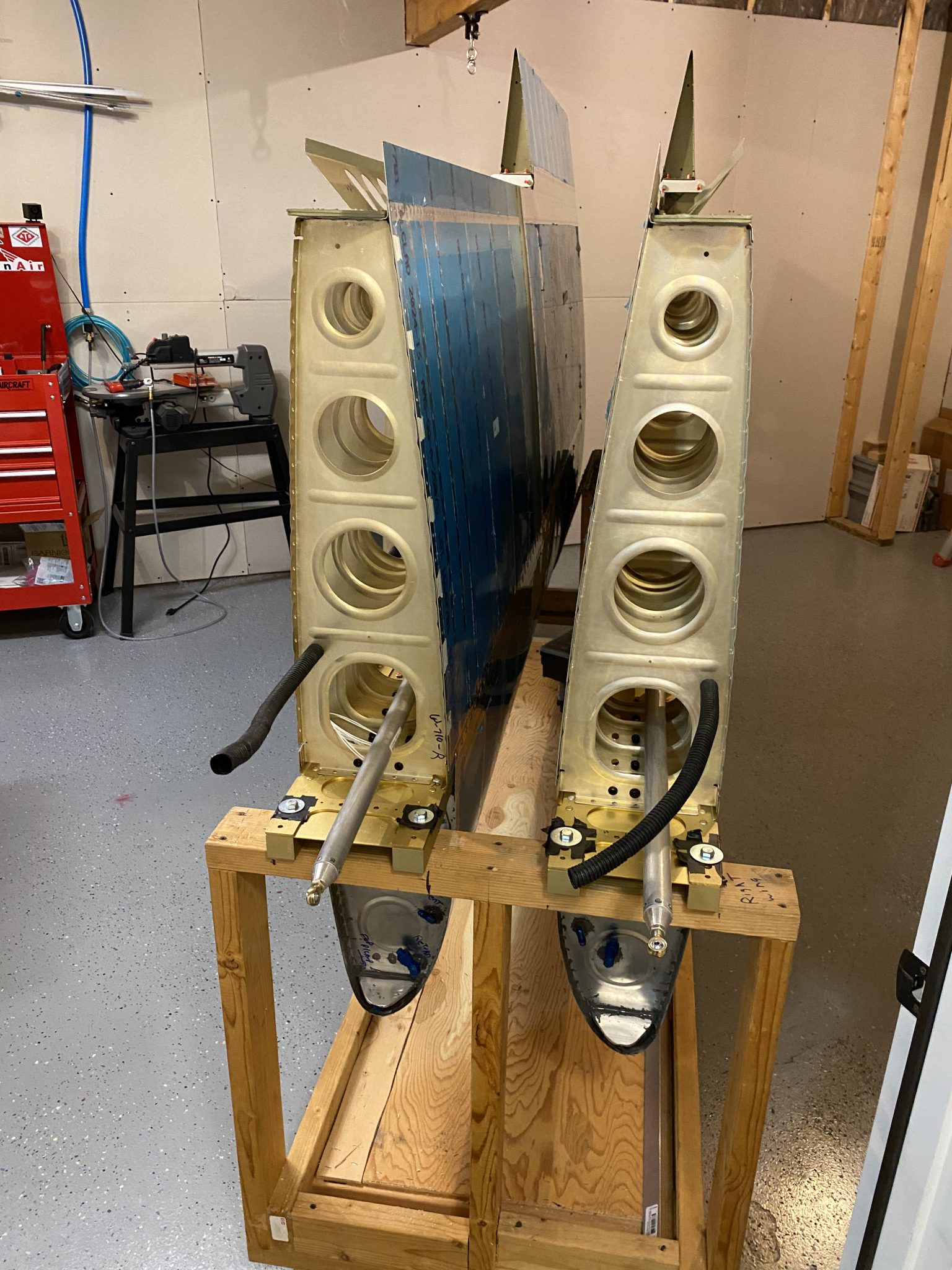 Installing Nylon Wiring Conduit in the Wings – Lynn’s RV-7 Build